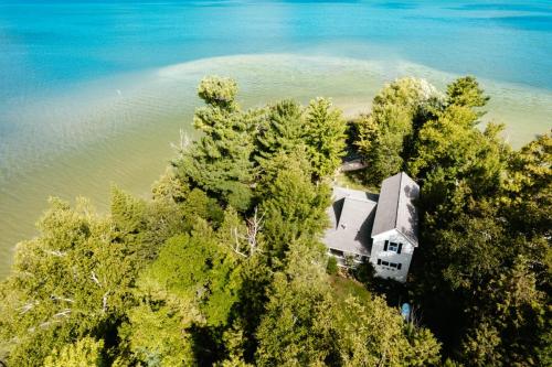 Eagle's Point Lake House - MI Pinky